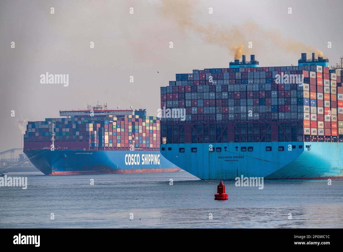 Harbour tugs take the container freighter Madison Maersk from its berth ...