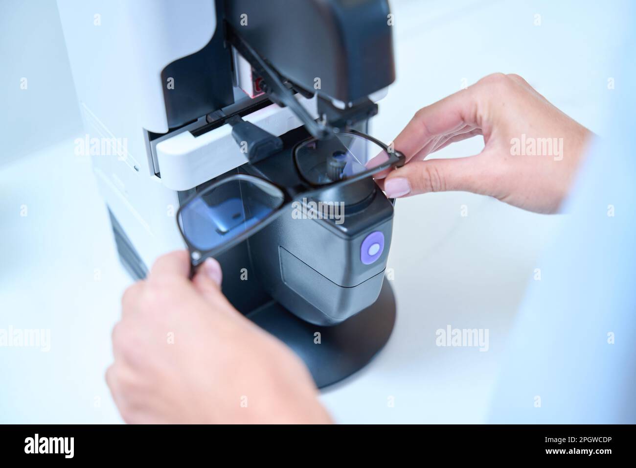 Lens making process hi-res stock photography and images - Alamy