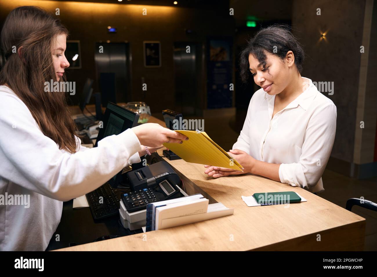 Elegant African American lady checking into hotel Stock Photo - Alamy