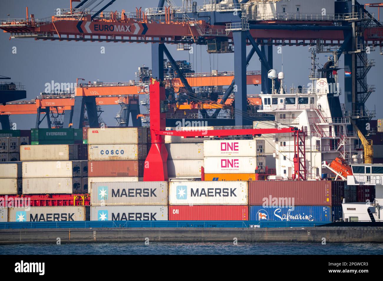 Shipping containers rotterdam hi-res stock photography and images - Alamy