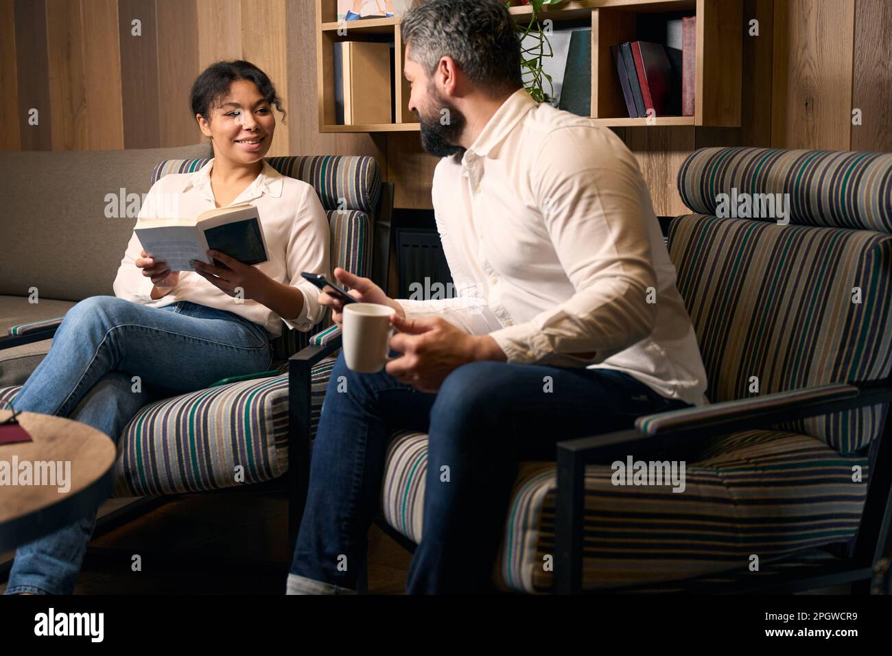 Two tourists man woman check hi-res stock photography and images - Alamy
