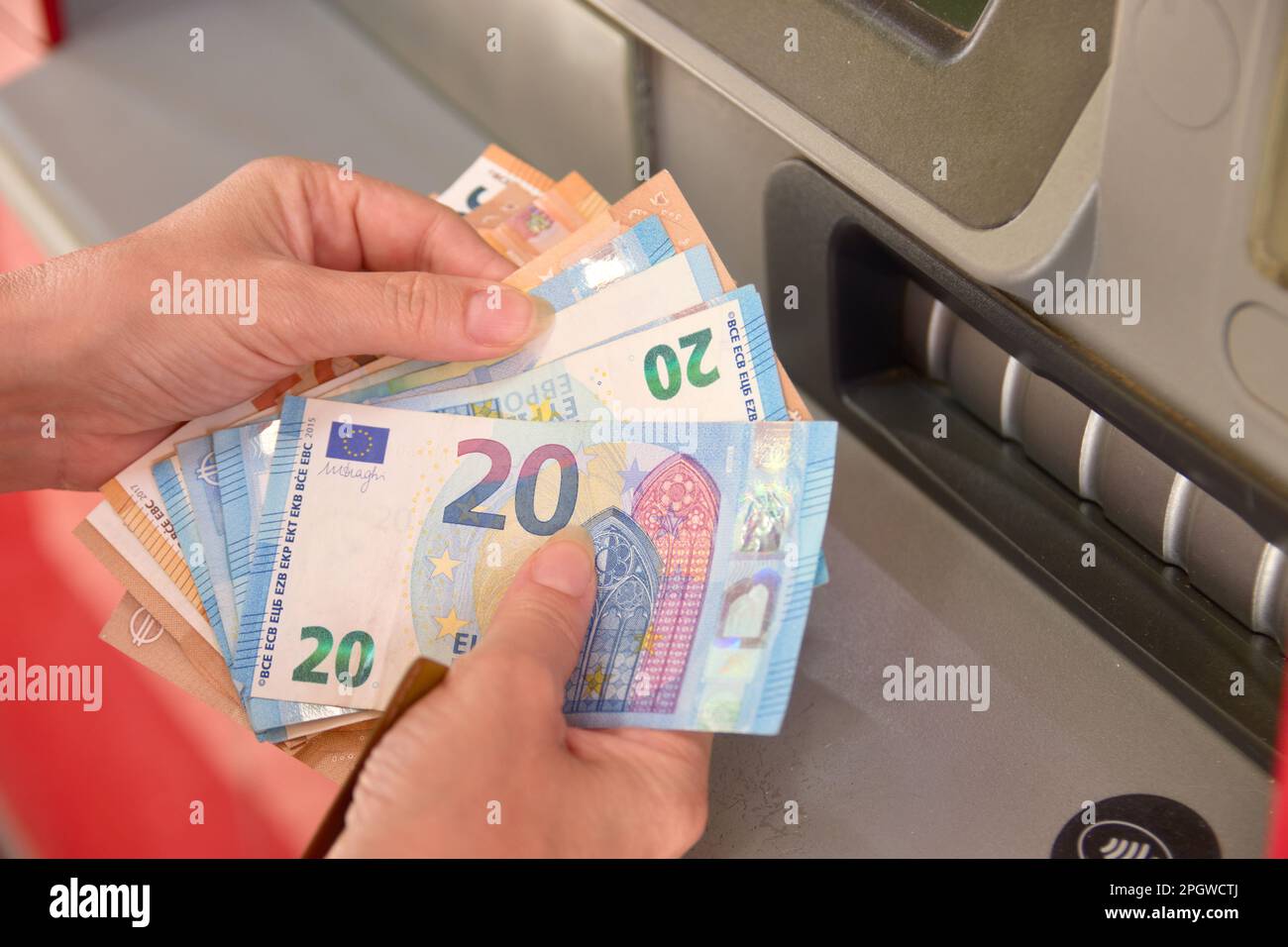 Banknote dispenser hi-res stock photography and images - Alamy
