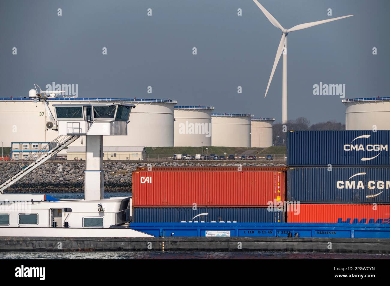 Large oil tanks at MaasvlakteOlie Terminal N.V., in the Yangtzekanaal ...