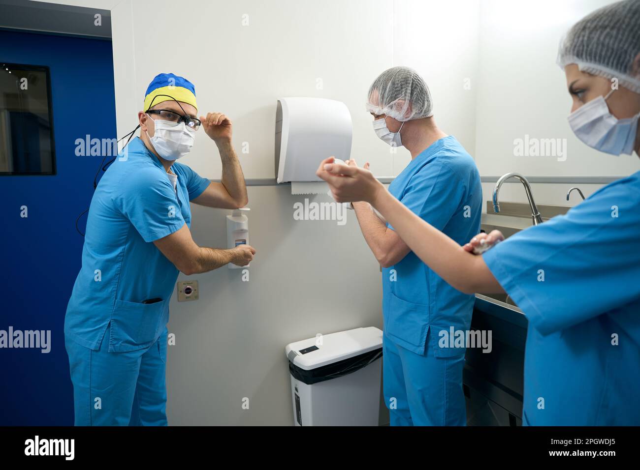 Preliminary preparation of medical staff for a surgical operation Stock ...