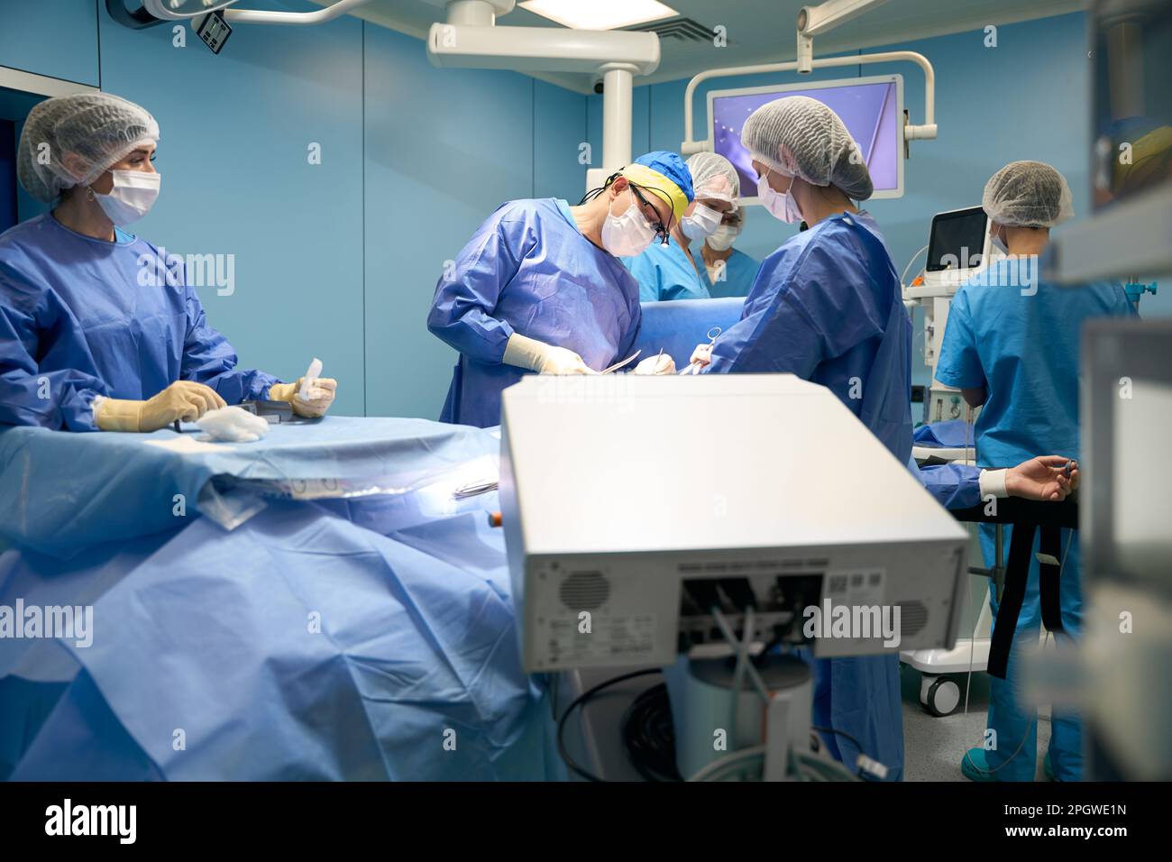 Process performing surgical operation hi-res stock photography and ...