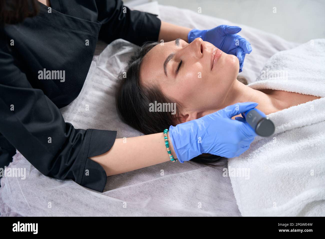 Lady holding device for high-precision micromechanical skin remodeling ...