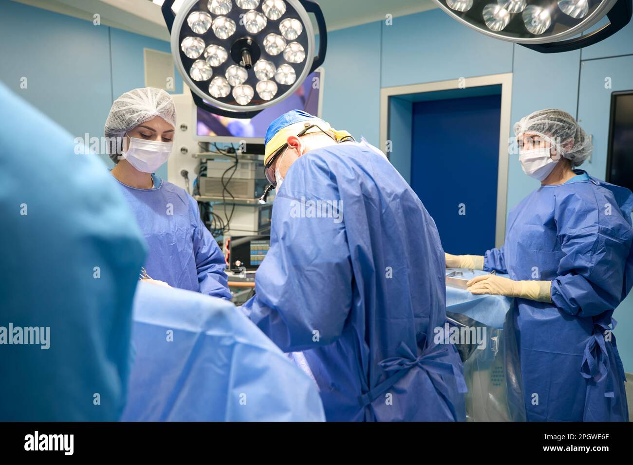 Work of a team of surgeons in modern operating room Stock Photo - Alamy