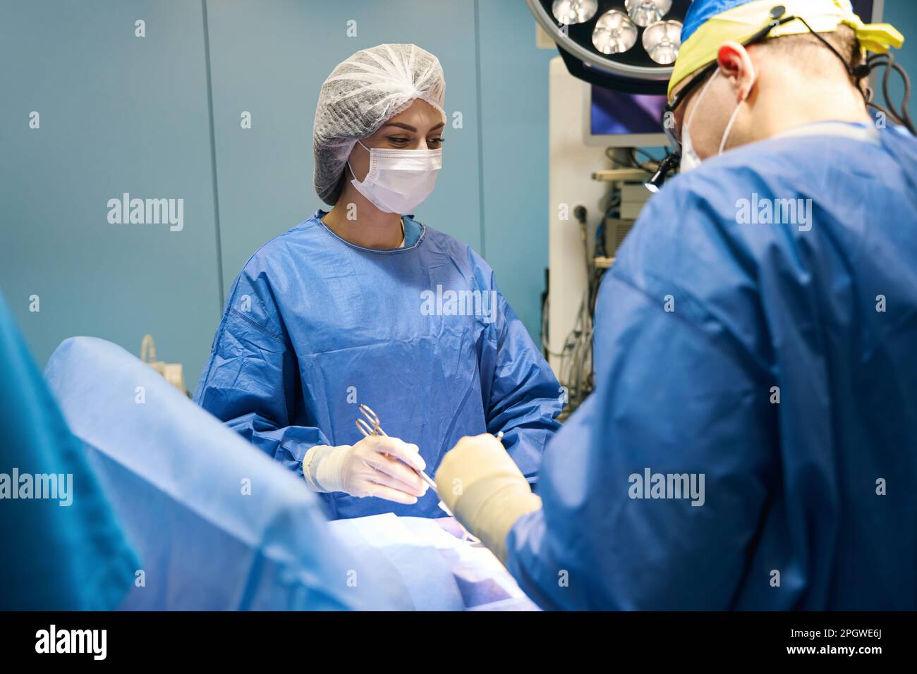Surgeon operates the patient under a huge special lamp Stock Photo - Alamy