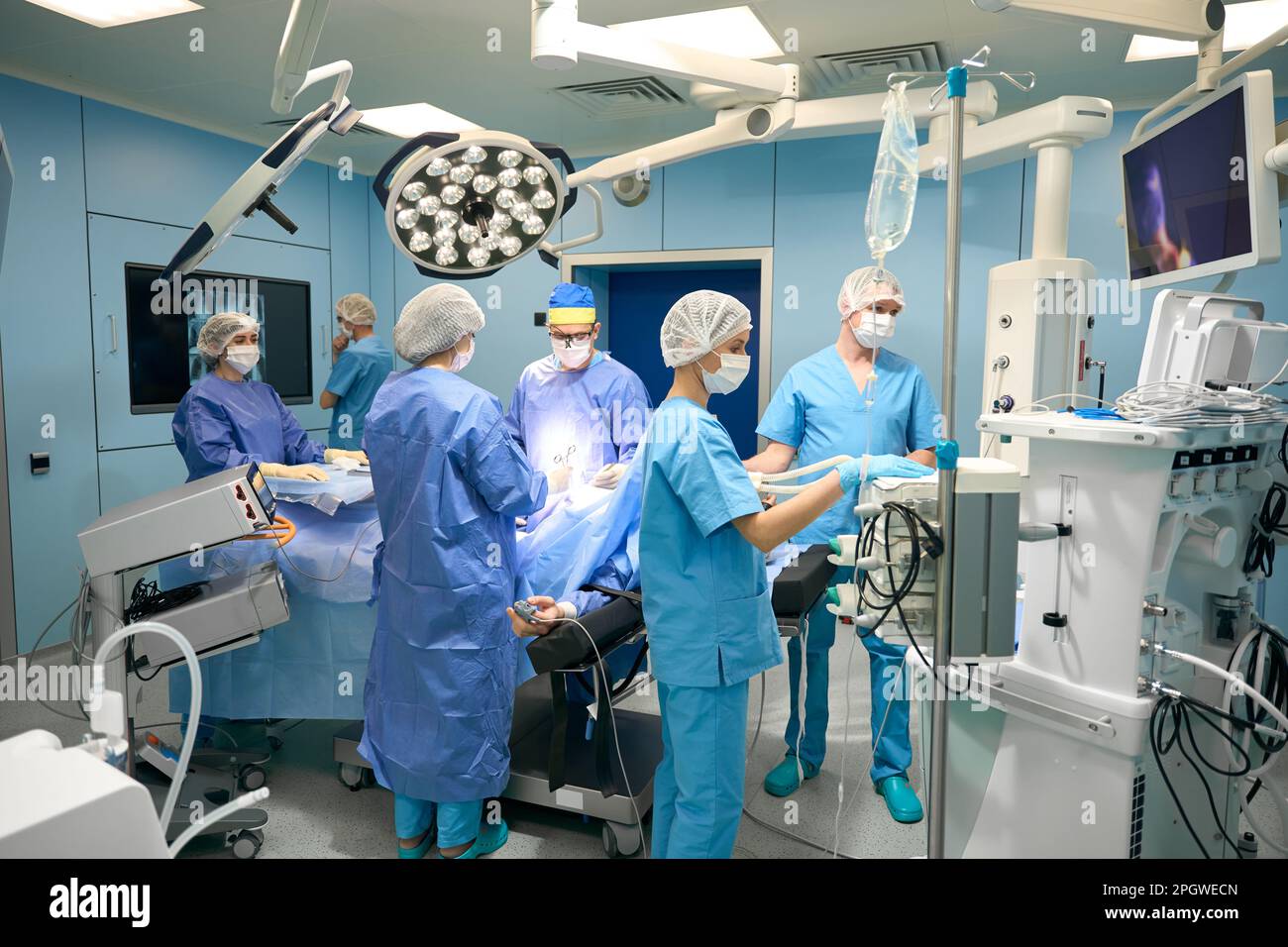 Surgical team works in a modern operating room Stock Photo - Alamy