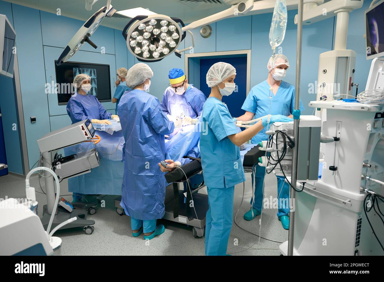 Team of doctors works in a modern operating room Stock Photo - Alamy
