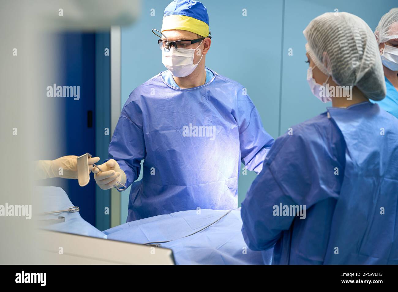 Teamwork of medical colleagues in the operating room Stock Photo - Alamy