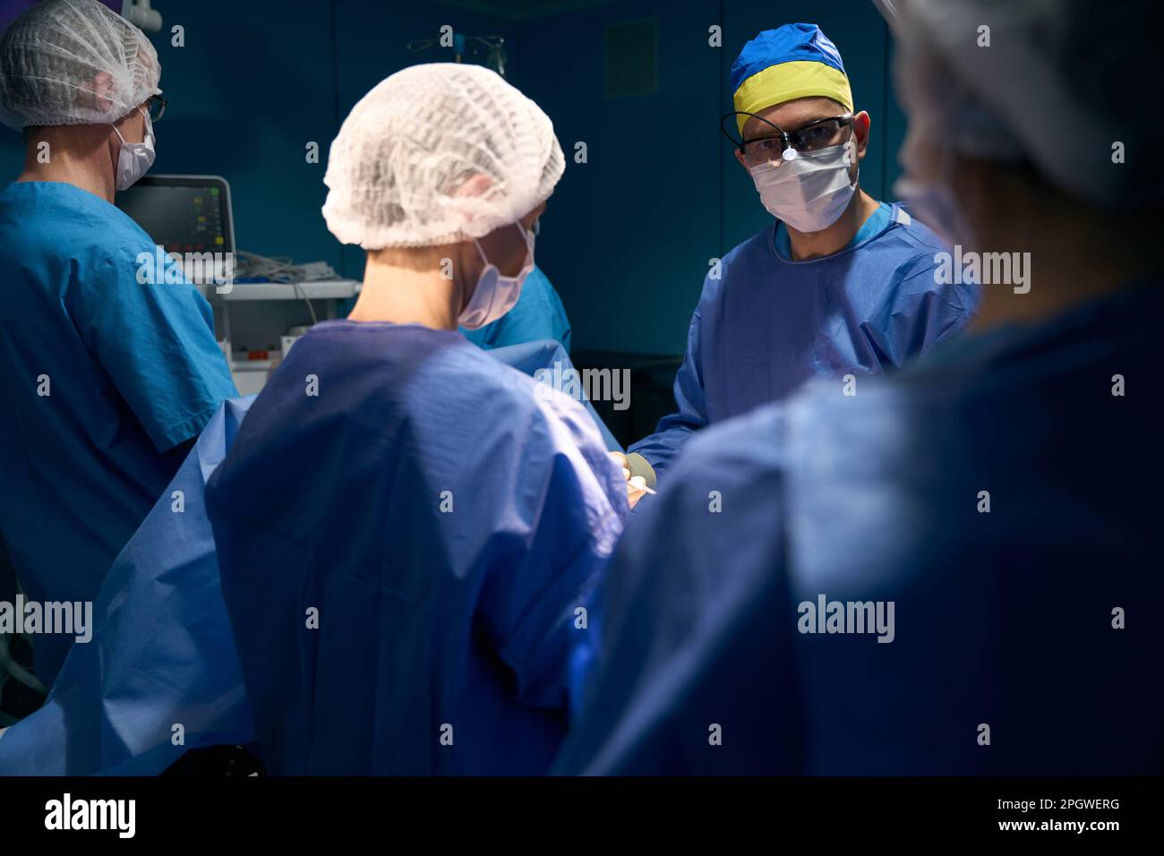 Anesthesiologist, operating nurse, surgeon, assistants work at ...