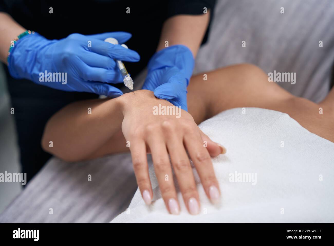 Cosmetologist doing injections in salon to lady Stock Photo - Alamy