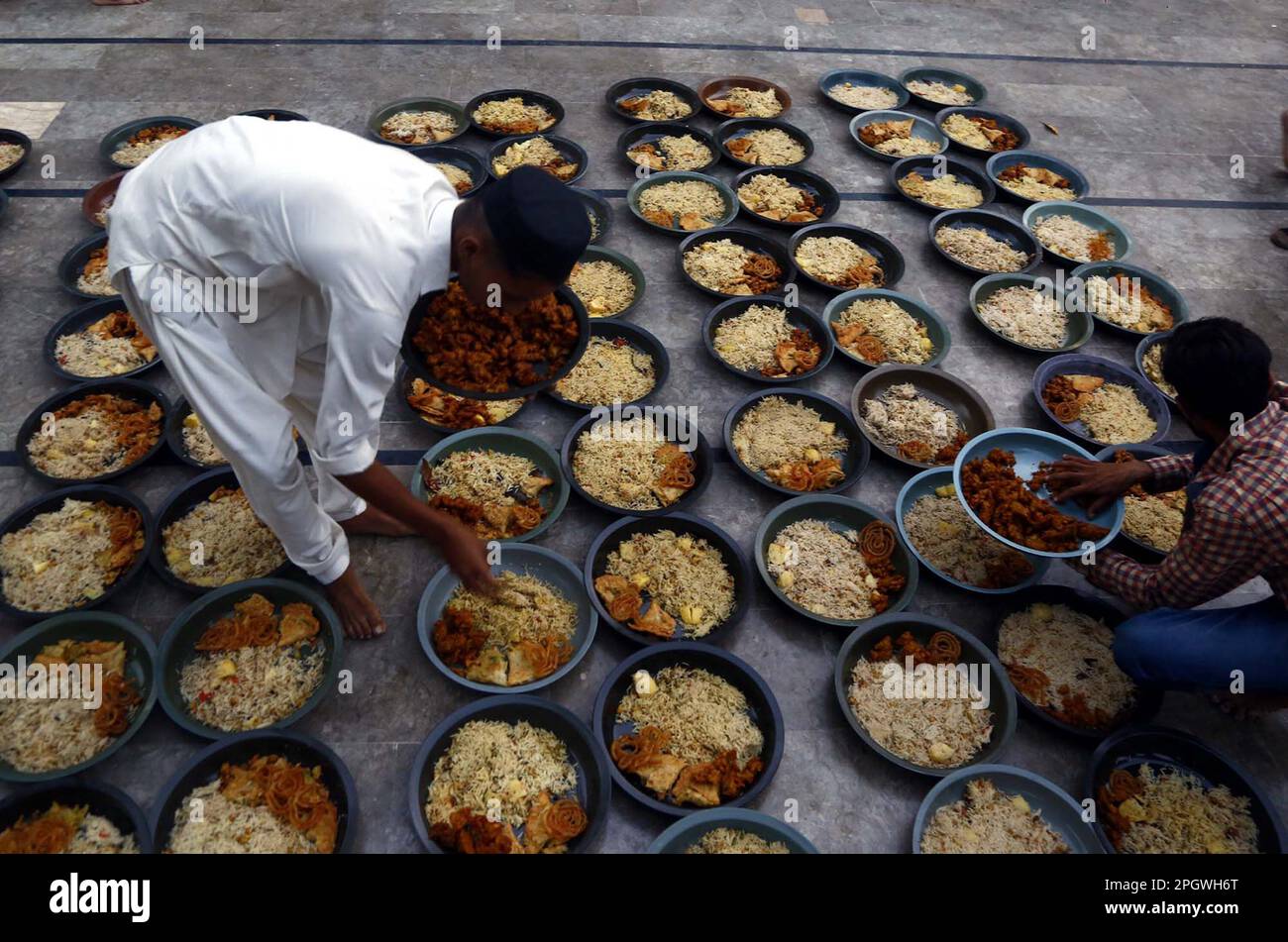 Faithful Muslims prepare Iftari (breaking fast meal) for worshippers ...