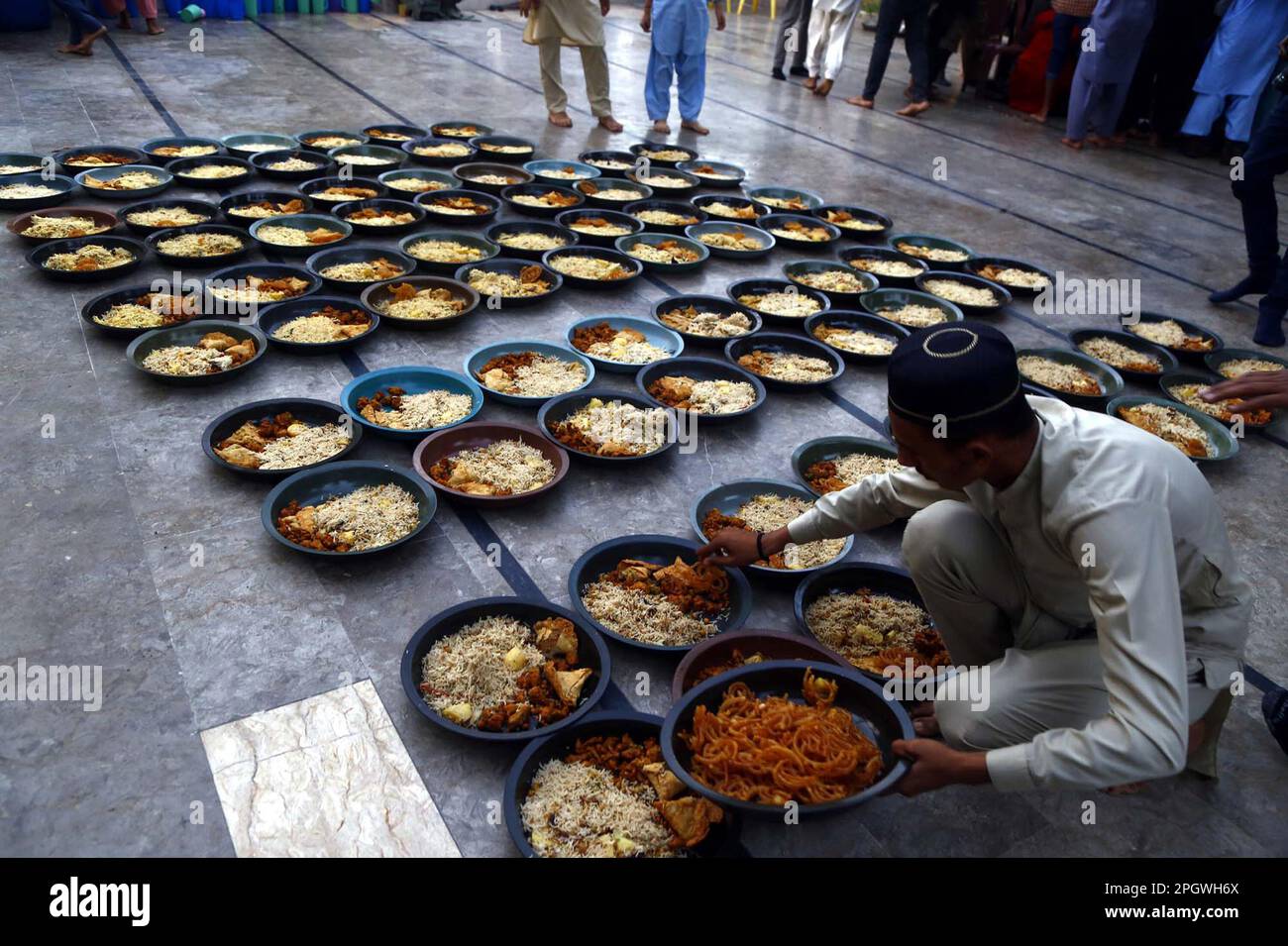 Faithful Muslims prepare Iftari (breaking fast meal) for worshippers ...