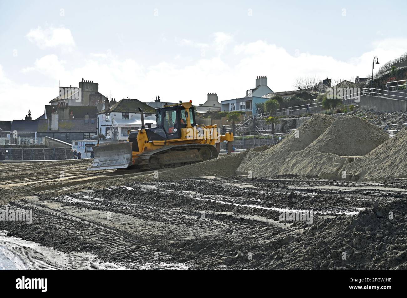 Lyme Regis, UK. 24th Mar, 2023. Between heavy stormy weather at Lyme ...