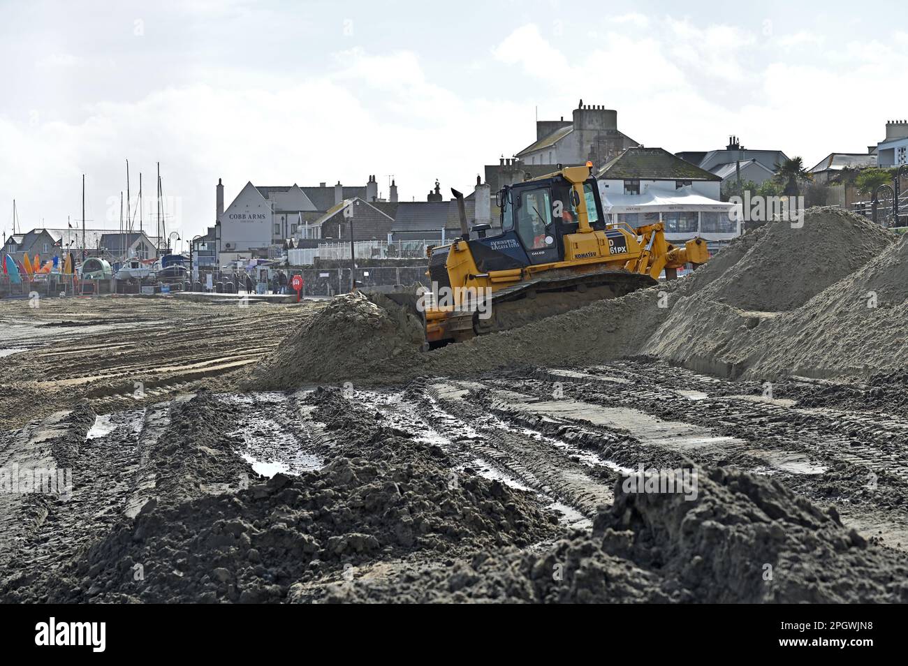 Lyme Regis, UK. 24th Mar, 2023. Between heavy stormy weather at Lyme ...