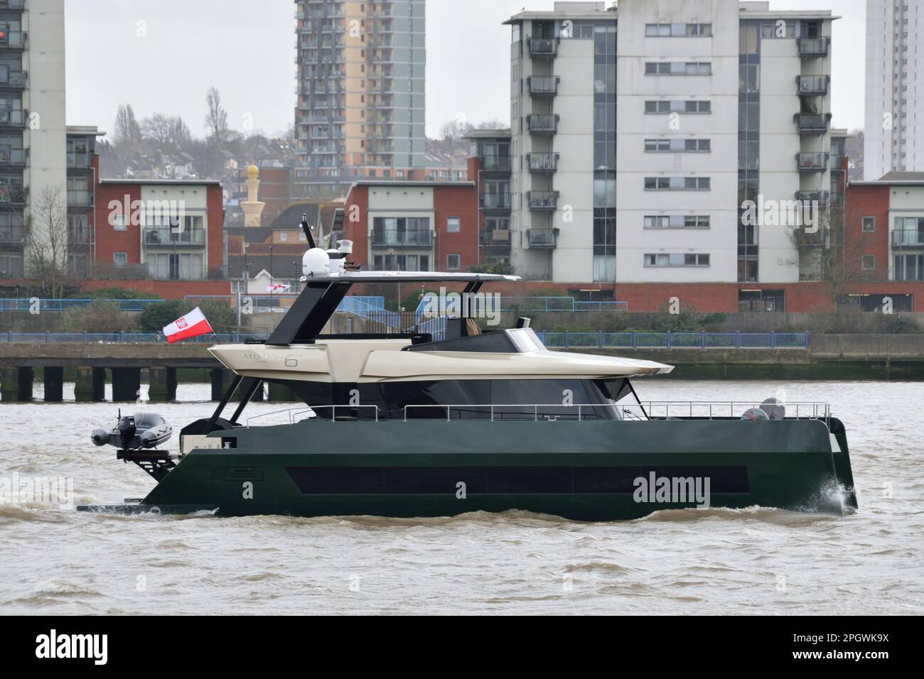 Luxury Yacht Moon 60 Power arriving on the River Thames ahead of it's ...