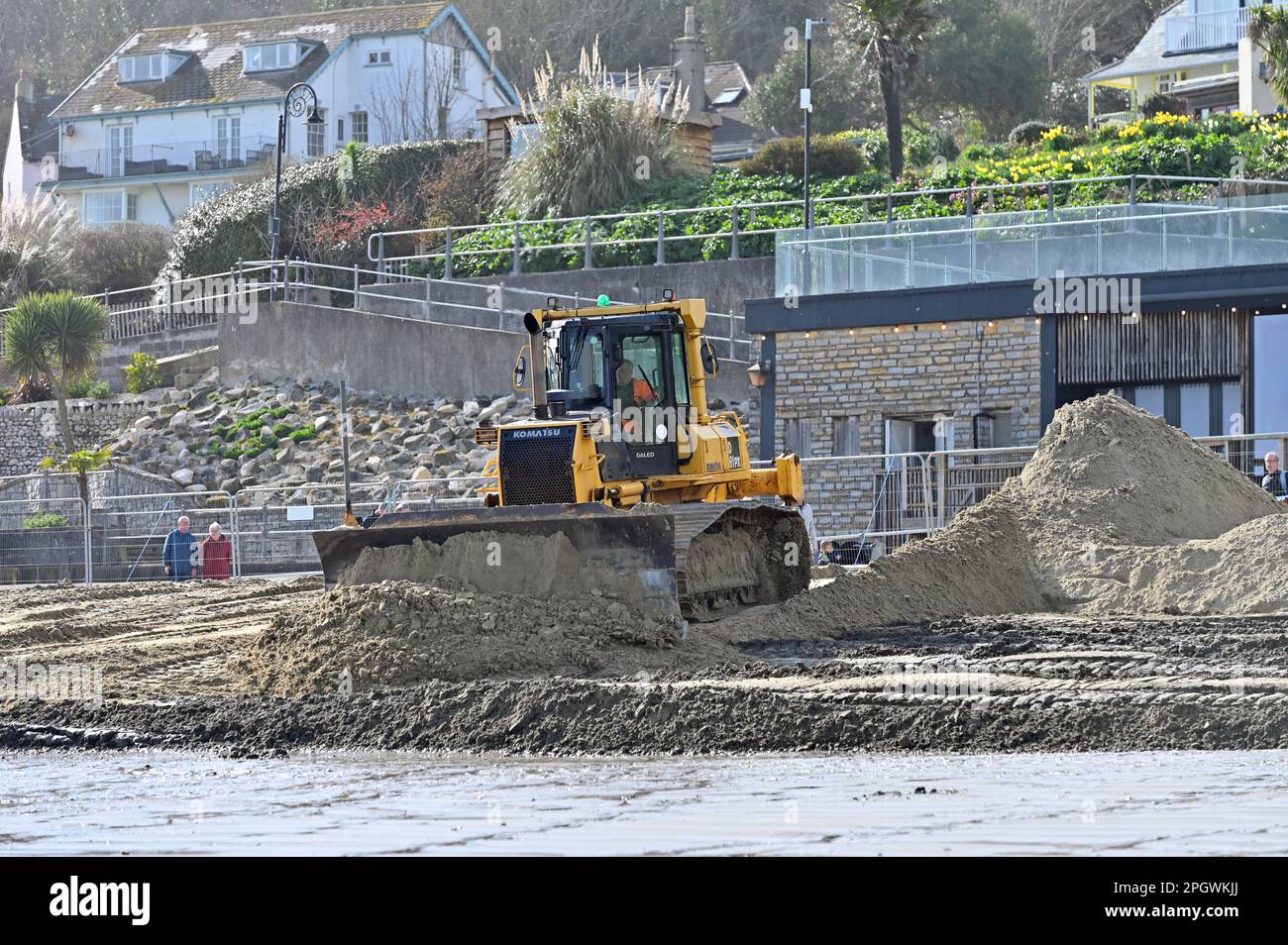 Lyme Regis, UK. 24th Mar, 2023. Between heavy stormy weather at Lyme ...