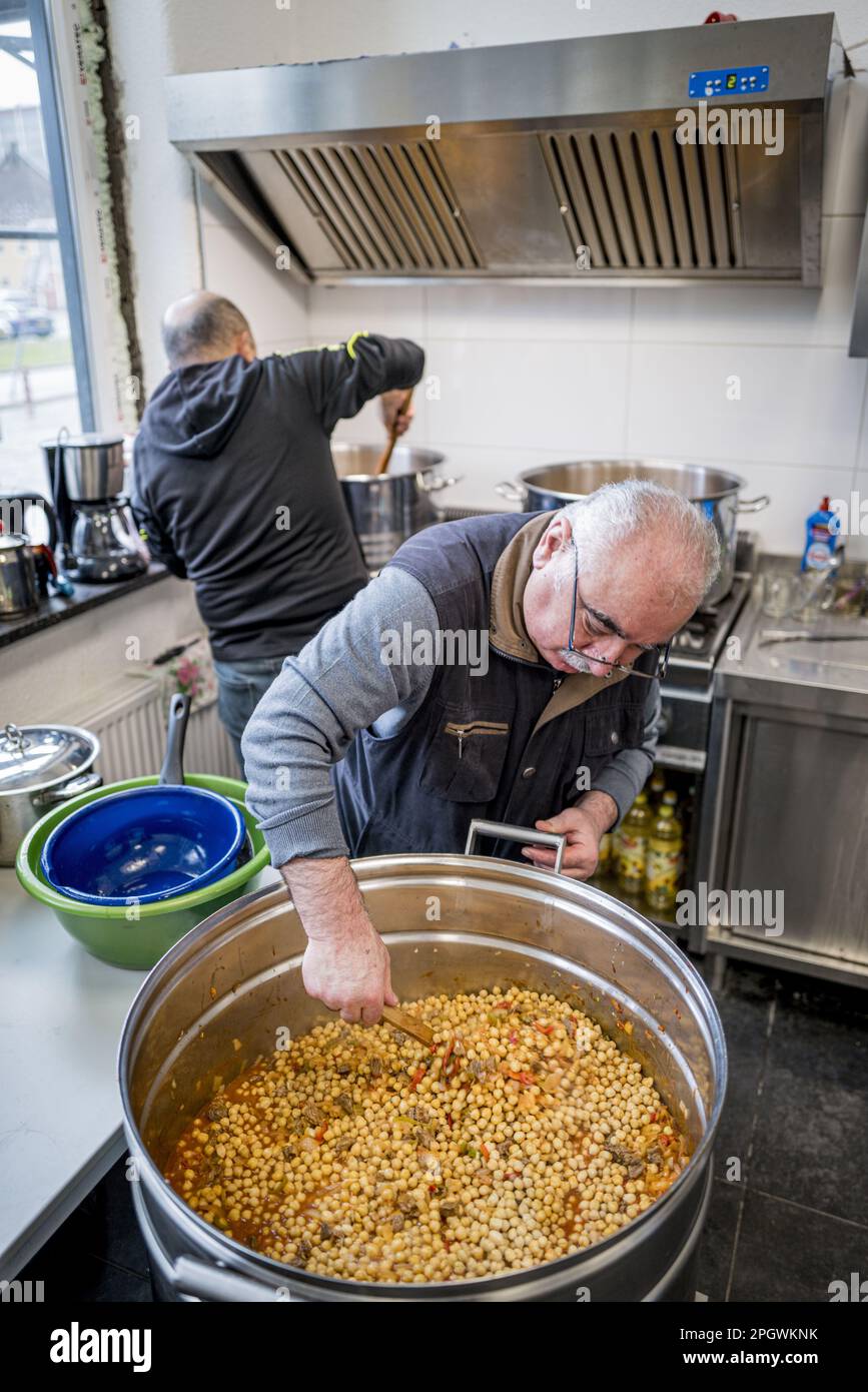 HENGELO - Meals are prepared in the HDV Ayasofya mosque in the run-up ...