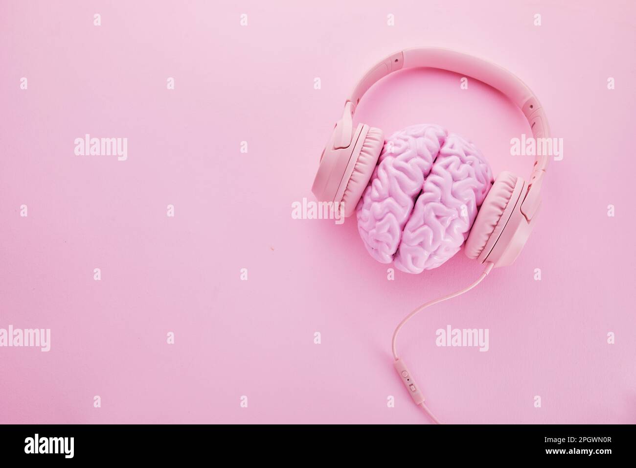 Music brain and musical therapy. Human brain with headphones Stock ...