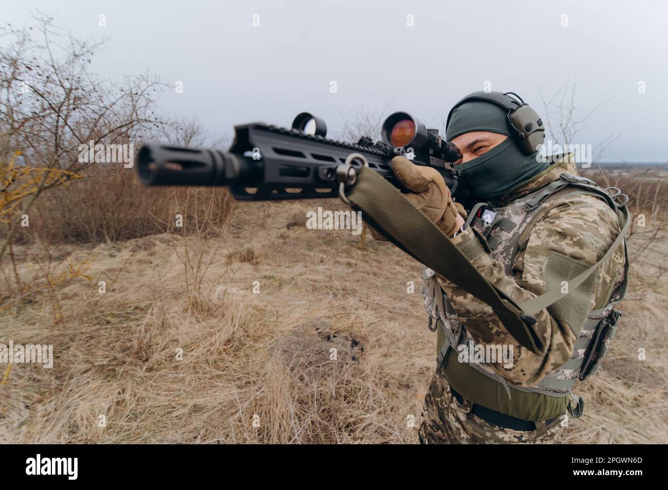 Professional soldier aiming machine gun hi-res stock photography and ...