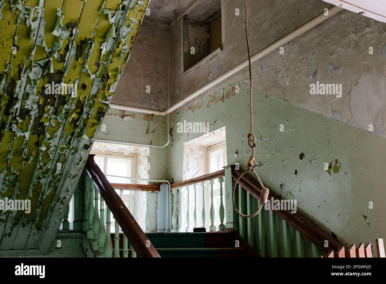 Hanging noose of rope in creepy abandoned building Stock Photo - Alamy