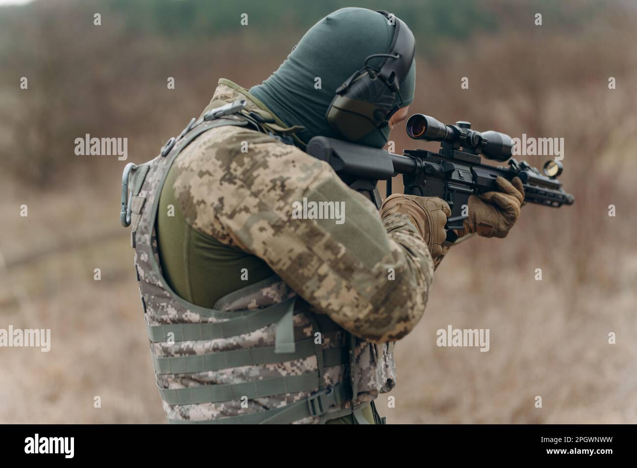 Professional soldier aiming machine gun hi-res stock photography and ...