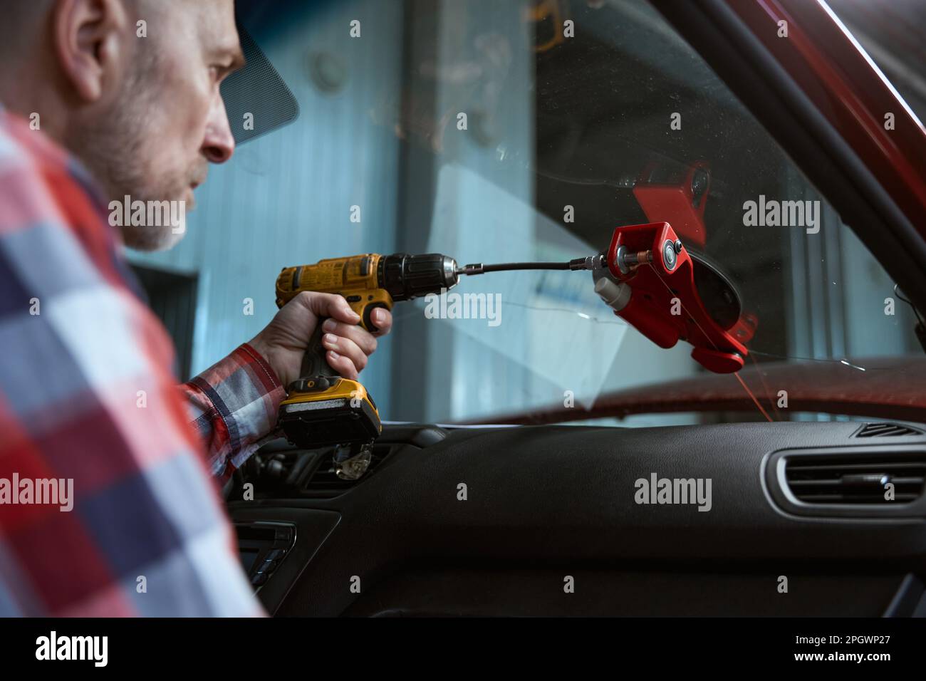 Man replaces a windshield in a car Stock Photo - Alamy