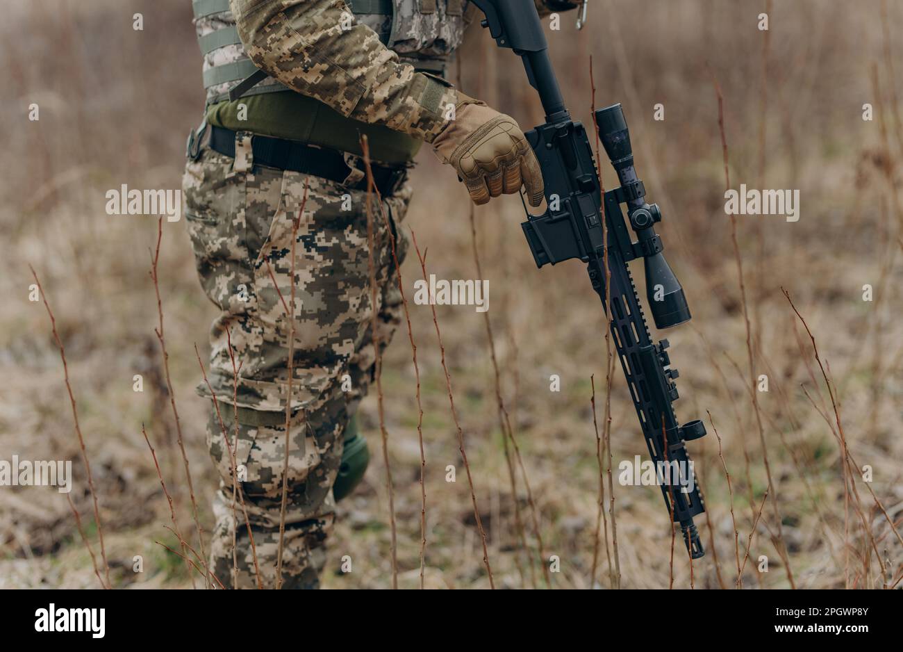 A machine gun in the hands of a soldier Stock Photo - Alamy