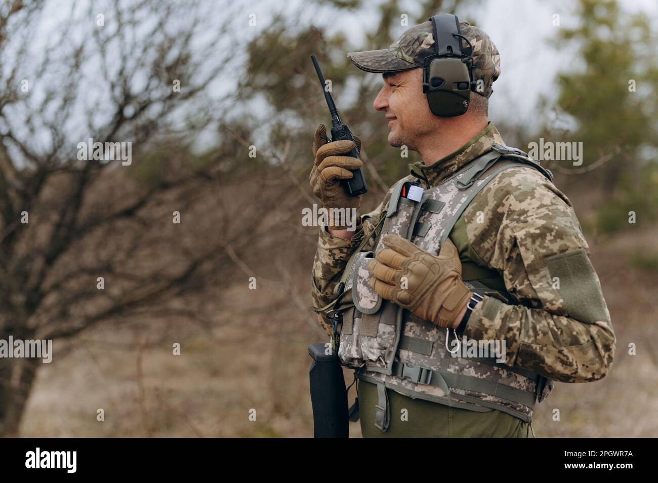 a soldier talks on a walkie-talkie Stock Photo - Alamy