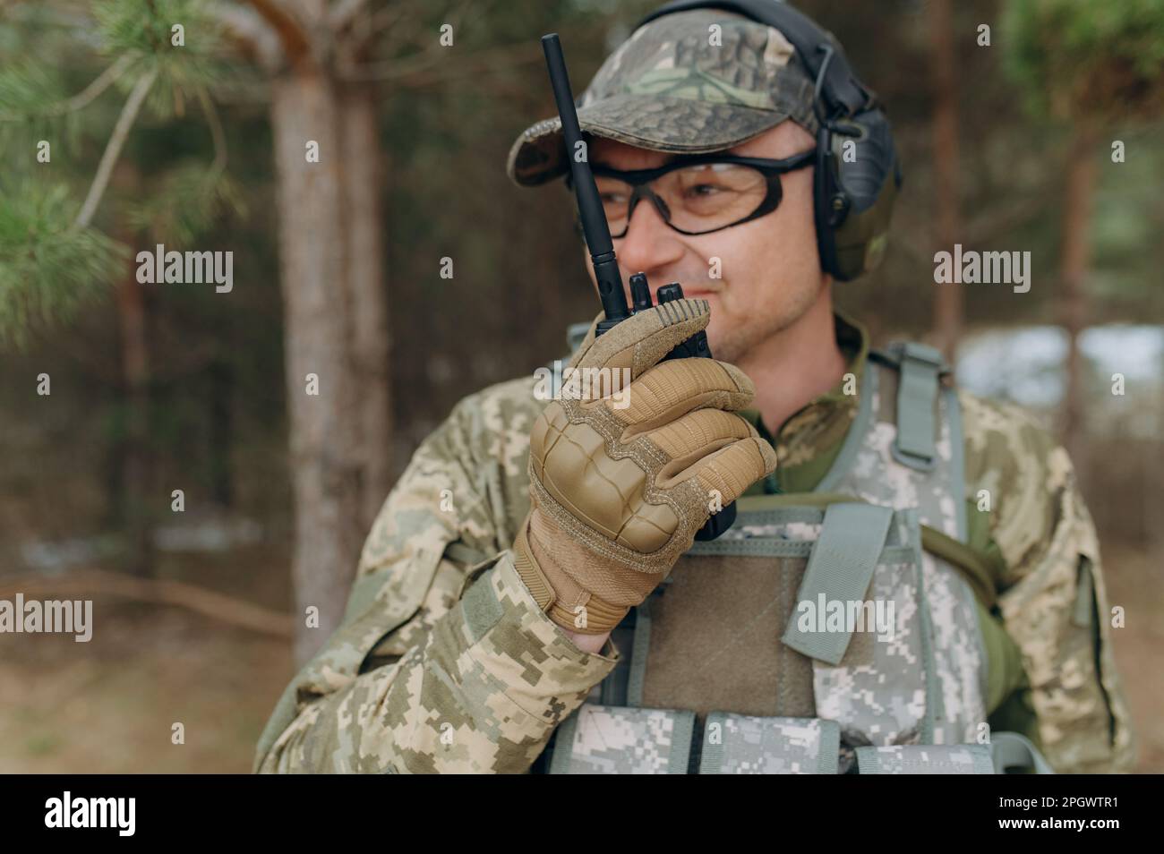 a soldier talks on a walkie-talkie Stock Photo - Alamy