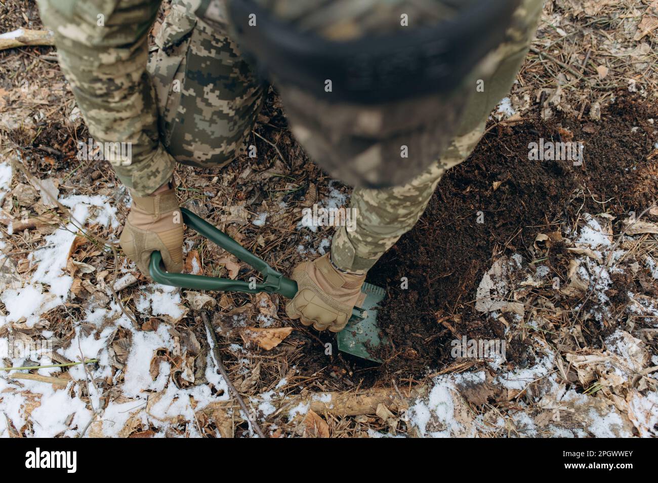 Soldier with shovel hi-res stock photography and images - Alamy
