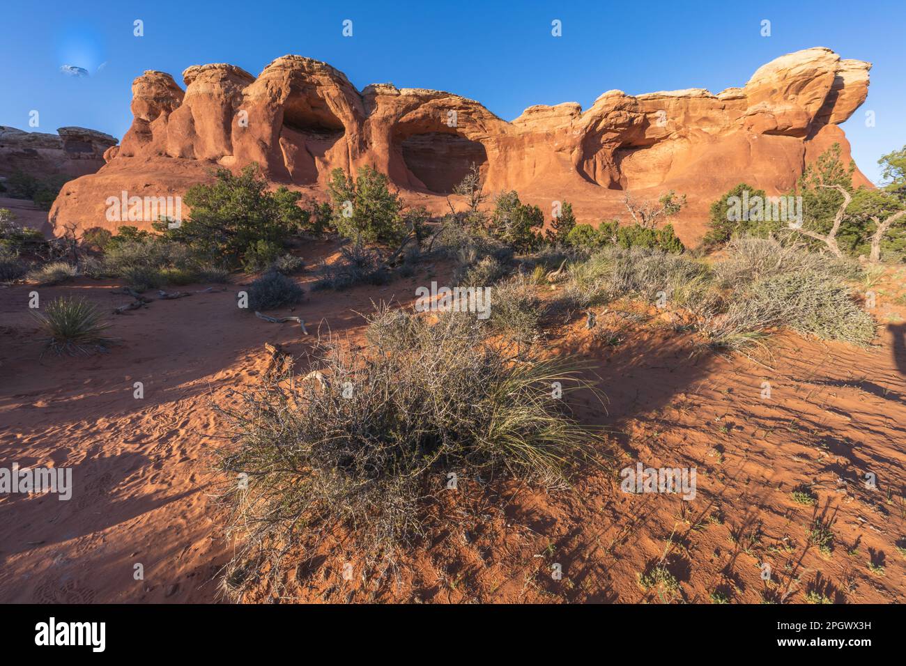 hiking the broken arch trail to tapestry arch in arches national park ...