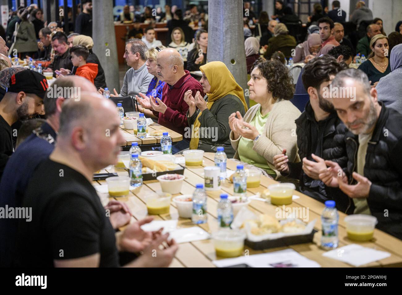 HENGELO - In the ROC van Twente, the Gieterij, the Iftar is consumed ...