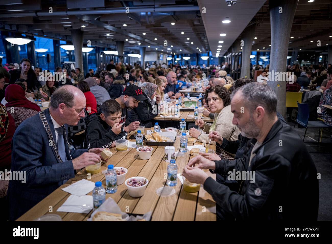 HENGELO - In the ROC van Twente, the Gieterij, the Iftar is consumed ...