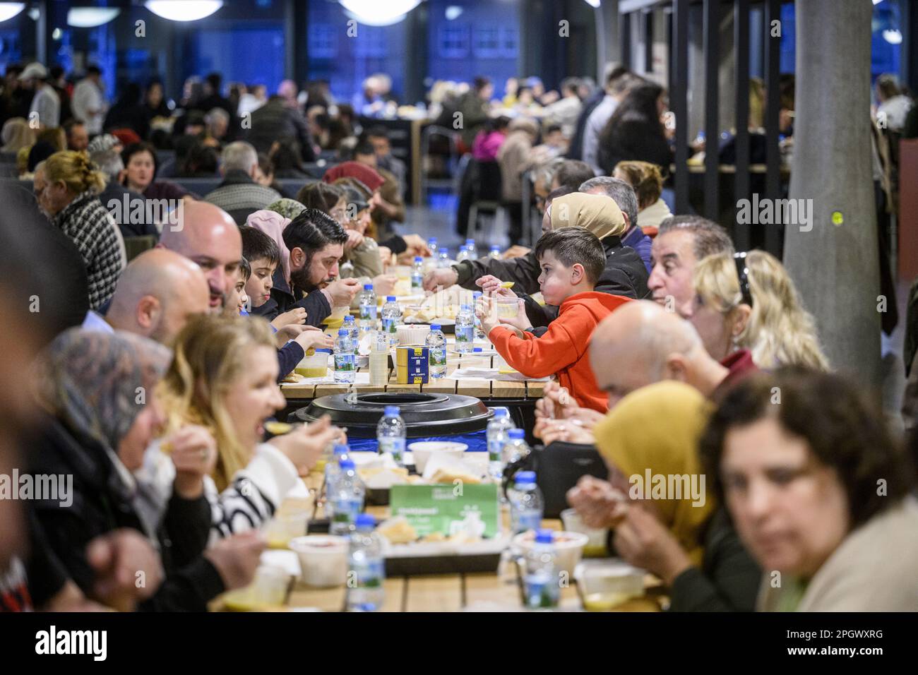 HENGELO - In the ROC van Twente, the Gieterij, the Iftar is consumed ...