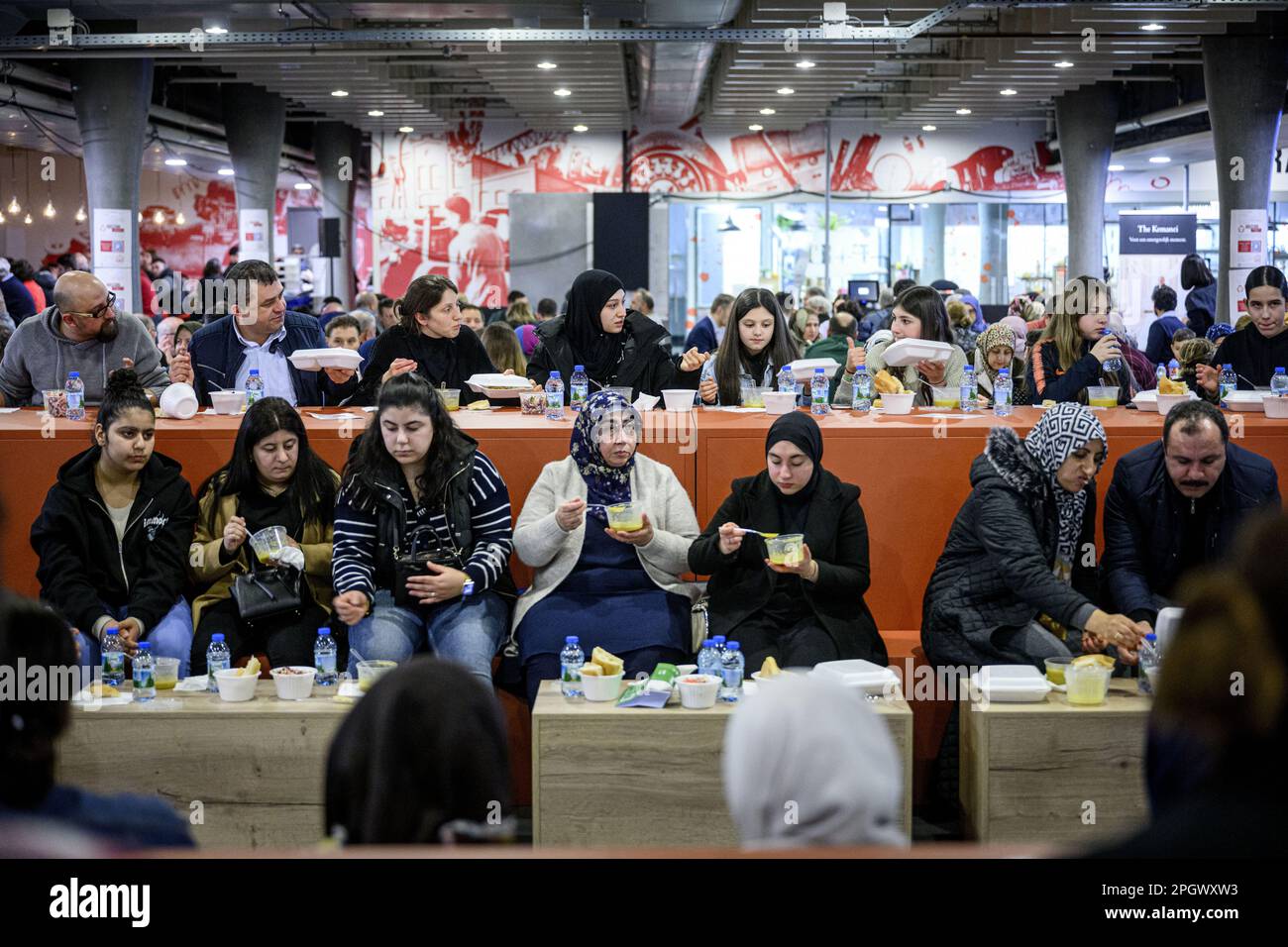 HENGELO - In the ROC van Twente, the Gieterij, the Iftar is consumed ...