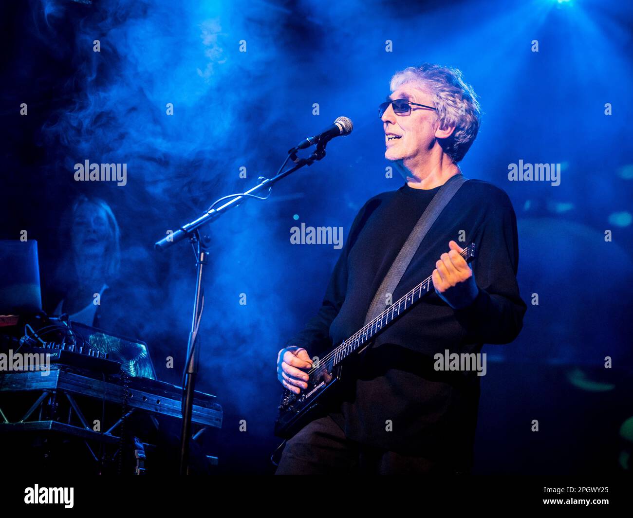 Steve Hillage on guitar & vocals Stock Photo - Alamy