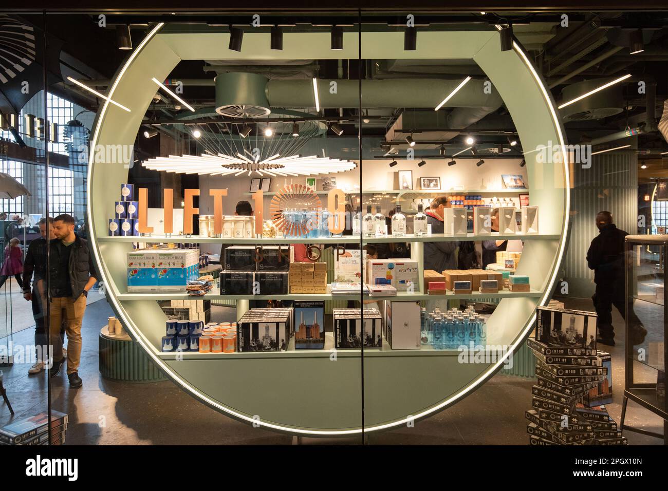 Battersea power station lift 109 hi-res stock photography and images ...