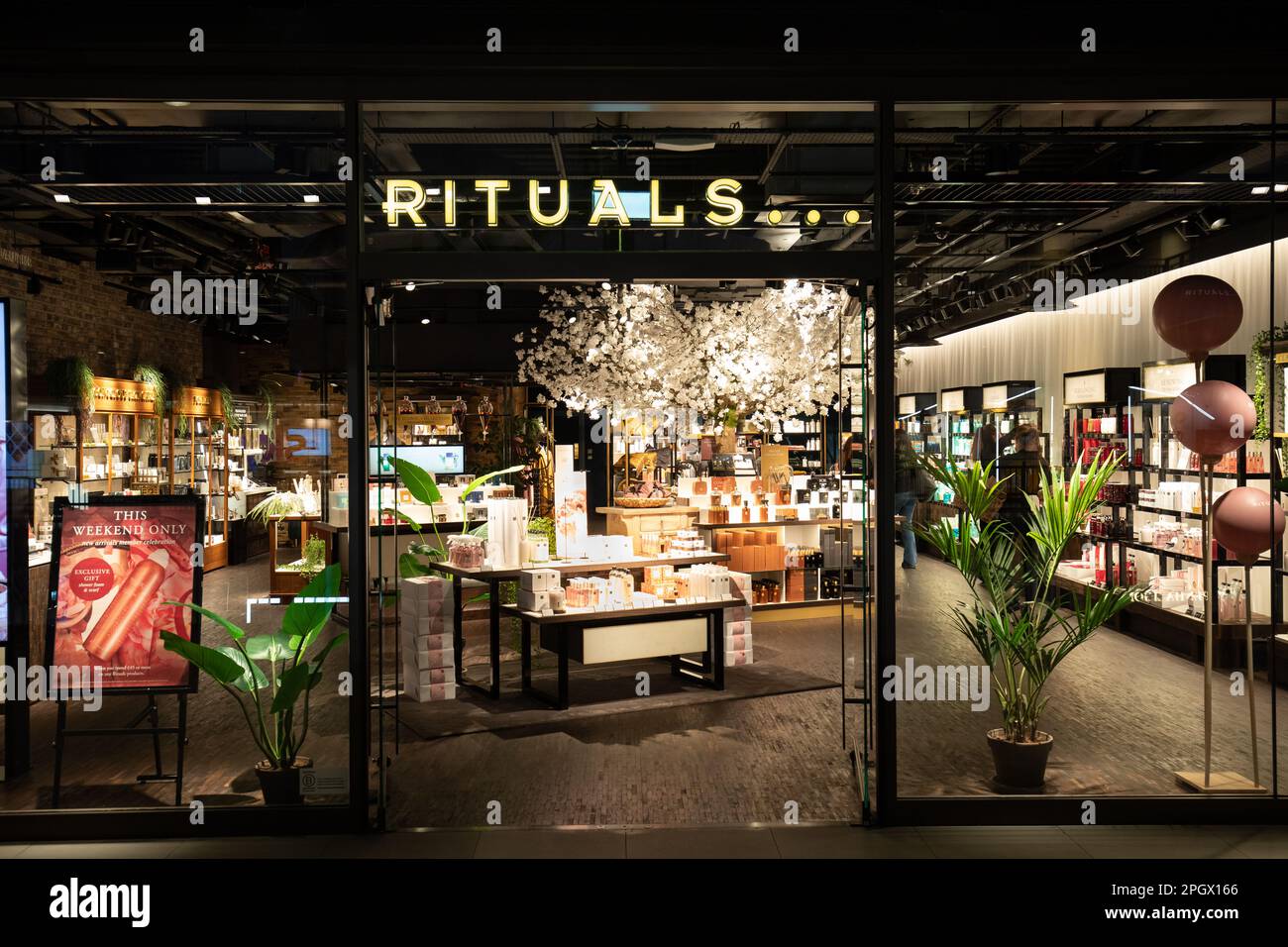 Rituals shop hi-res stock photography and images - Alamy
