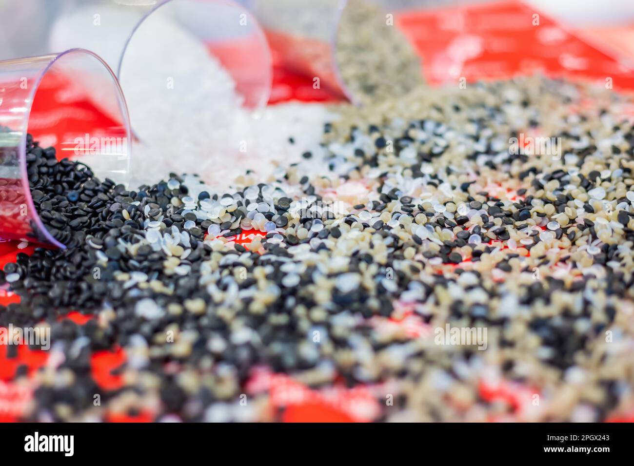 Pile black plastic granules hi-res stock photography and images - Alamy