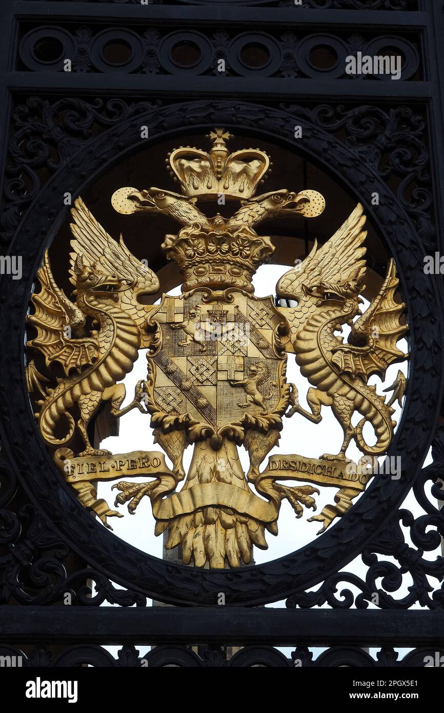 golden crest, iron gates, Blenheim Palace, Woodstock, Oxfordshire ...