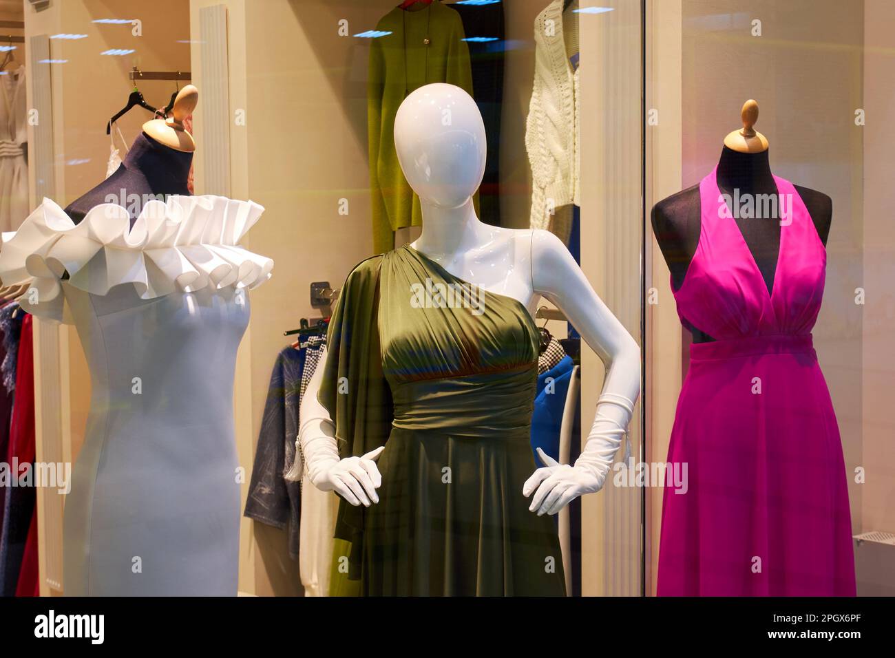 Shop window and mannequins. Exterior of a fashion store Stock Photo - Alamy