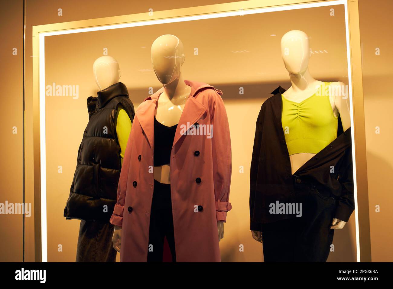 Fashion store exterior. Fashion store showcase and mannequins Stock ...