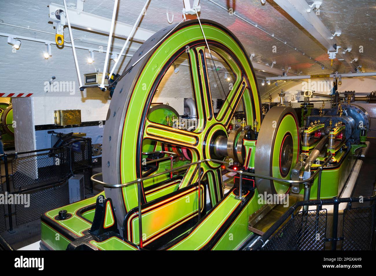 Tower bridge victorian mechanism hi-res stock photography and images ...