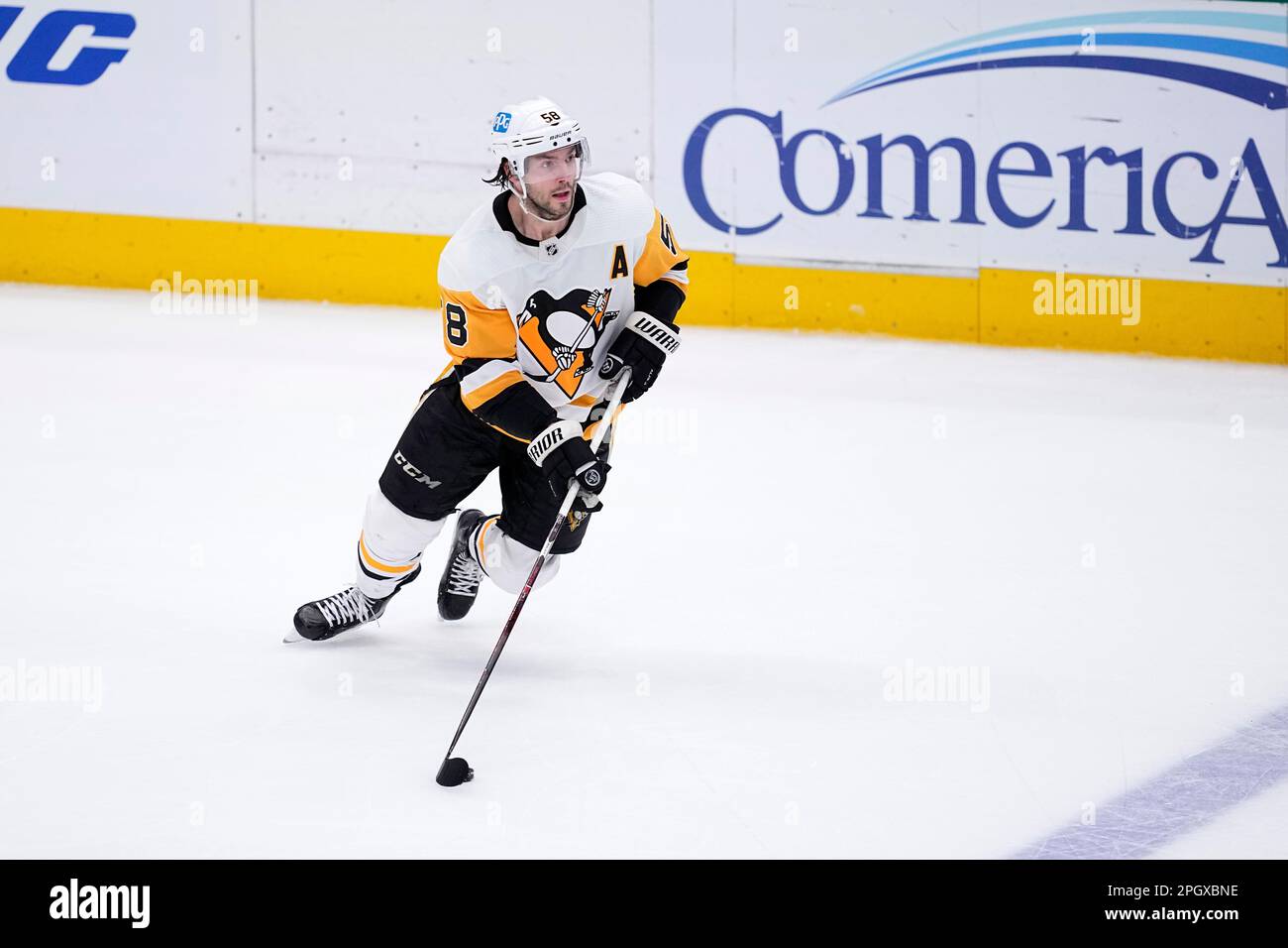 Pittsburgh Penguins defenseman Kris Letang prepares to make a pass ...
