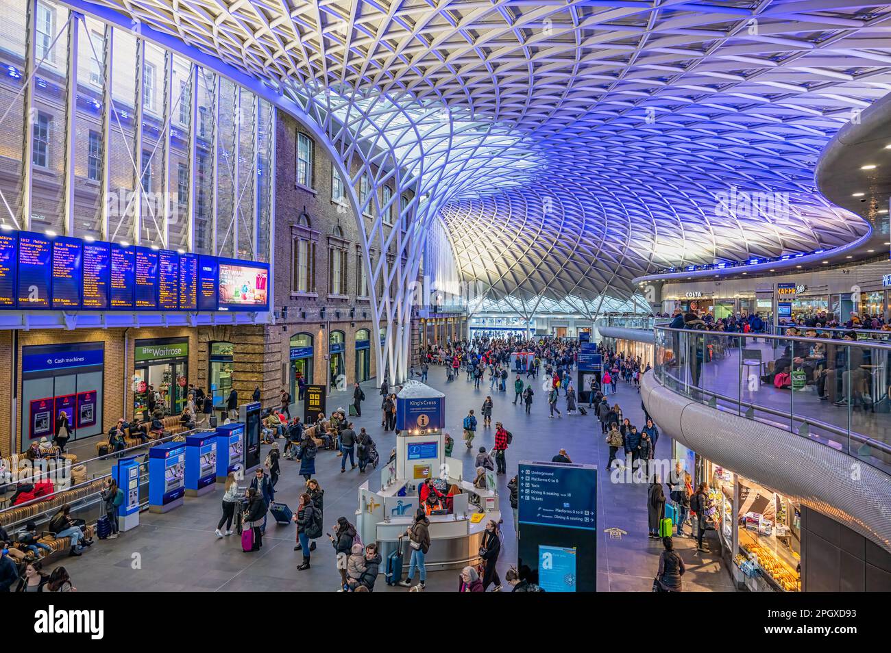 LONDON, UK, 10TH MARCH: Commuters at Kings Cross station in London ...