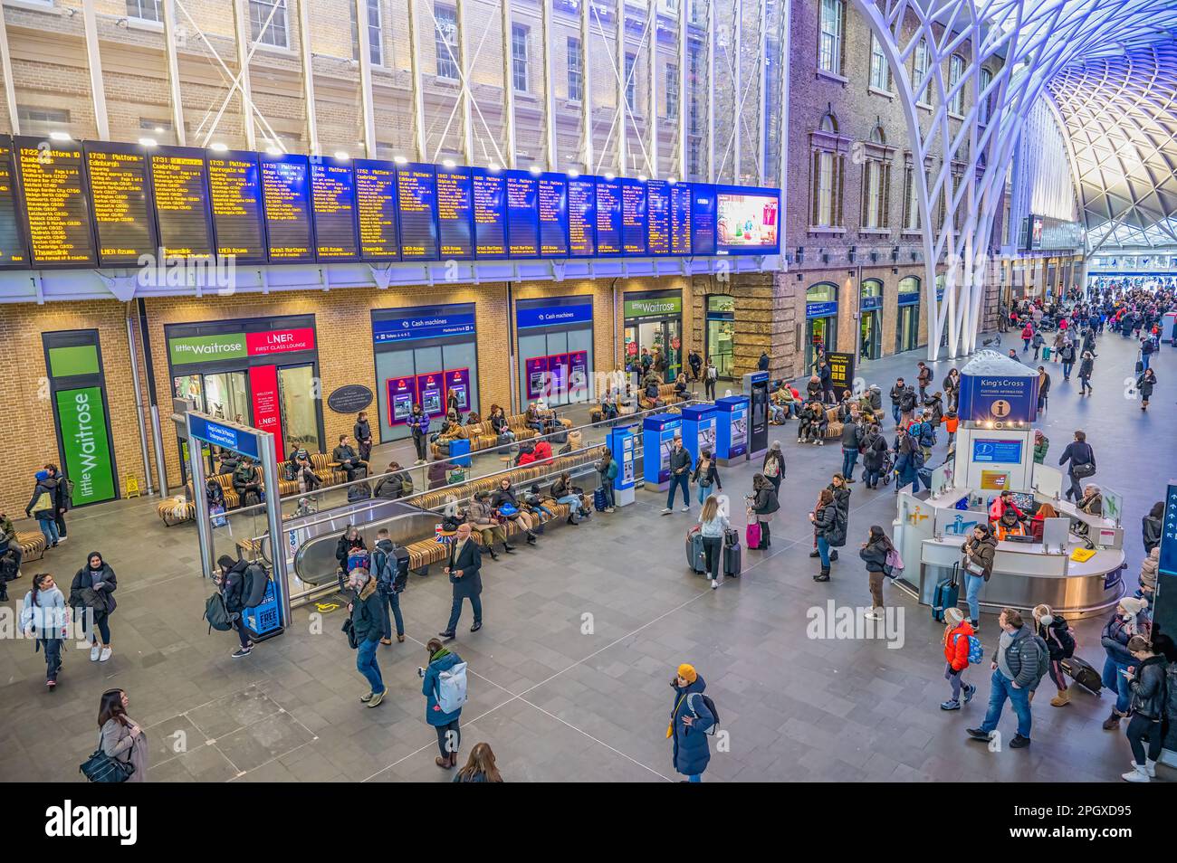 King’s cross tube platform hi-res stock photography and images - Alamy