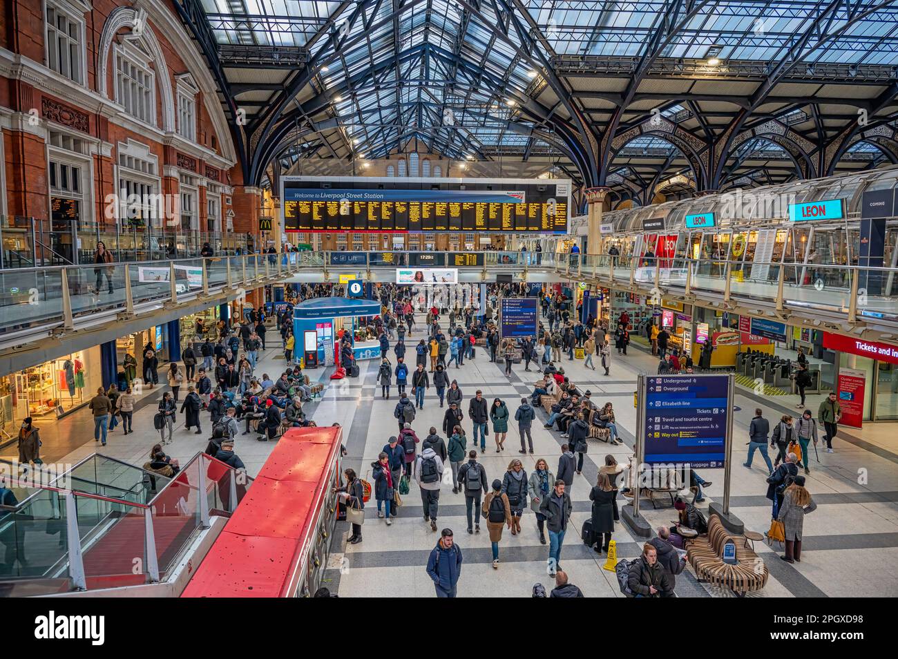 LONDON, UK, 10TH MARCH: Commuters at Liverpool Street station in London ...